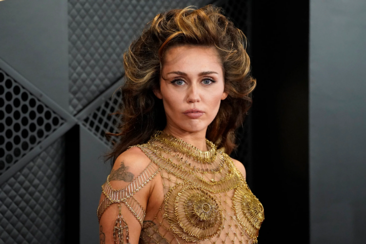 Miley Cyrus (American Singer & Actress) Biography - The Best Biography Miley Cyrus (American Singer & Actress) Biography - The Best Biography